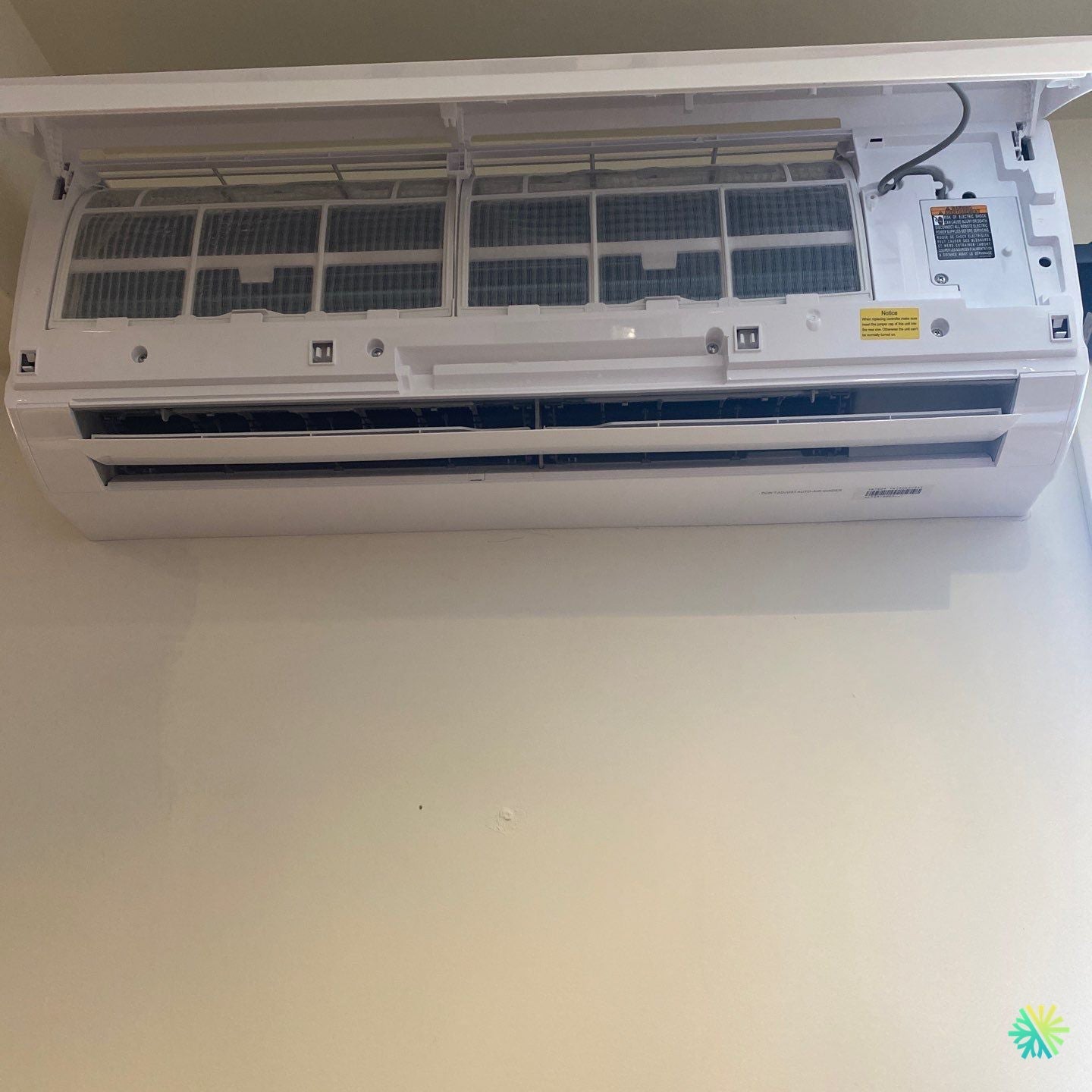 Réparation d’un climatiseur mural Midea à Sainte-Dorothée