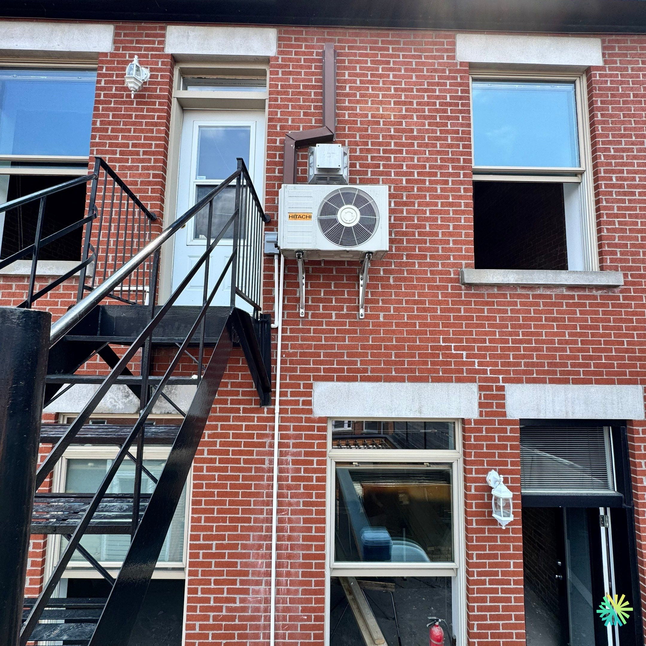 Installation d’une thermopompe murale Hitachi au Plateau-Mont-Royal