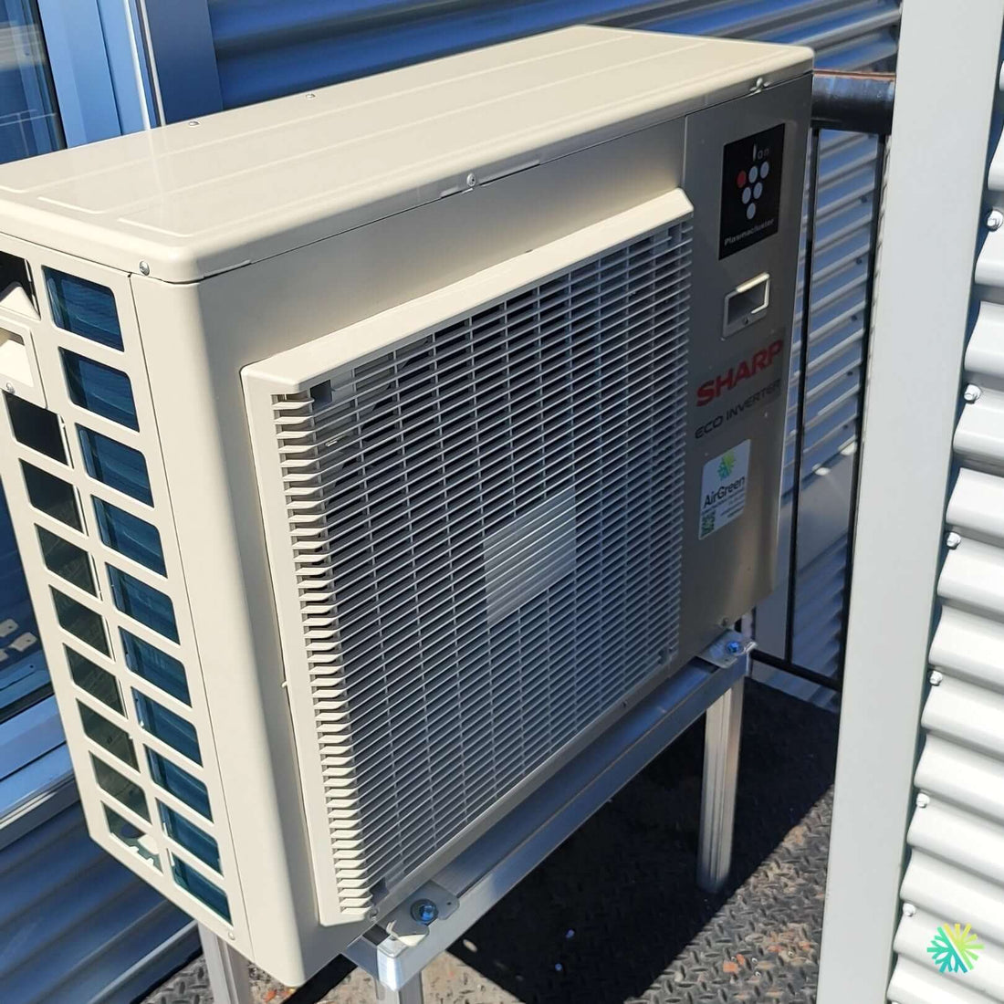 Installation of a Sharp Eco Inverter wall-mounted heat pump in Saint-L ...