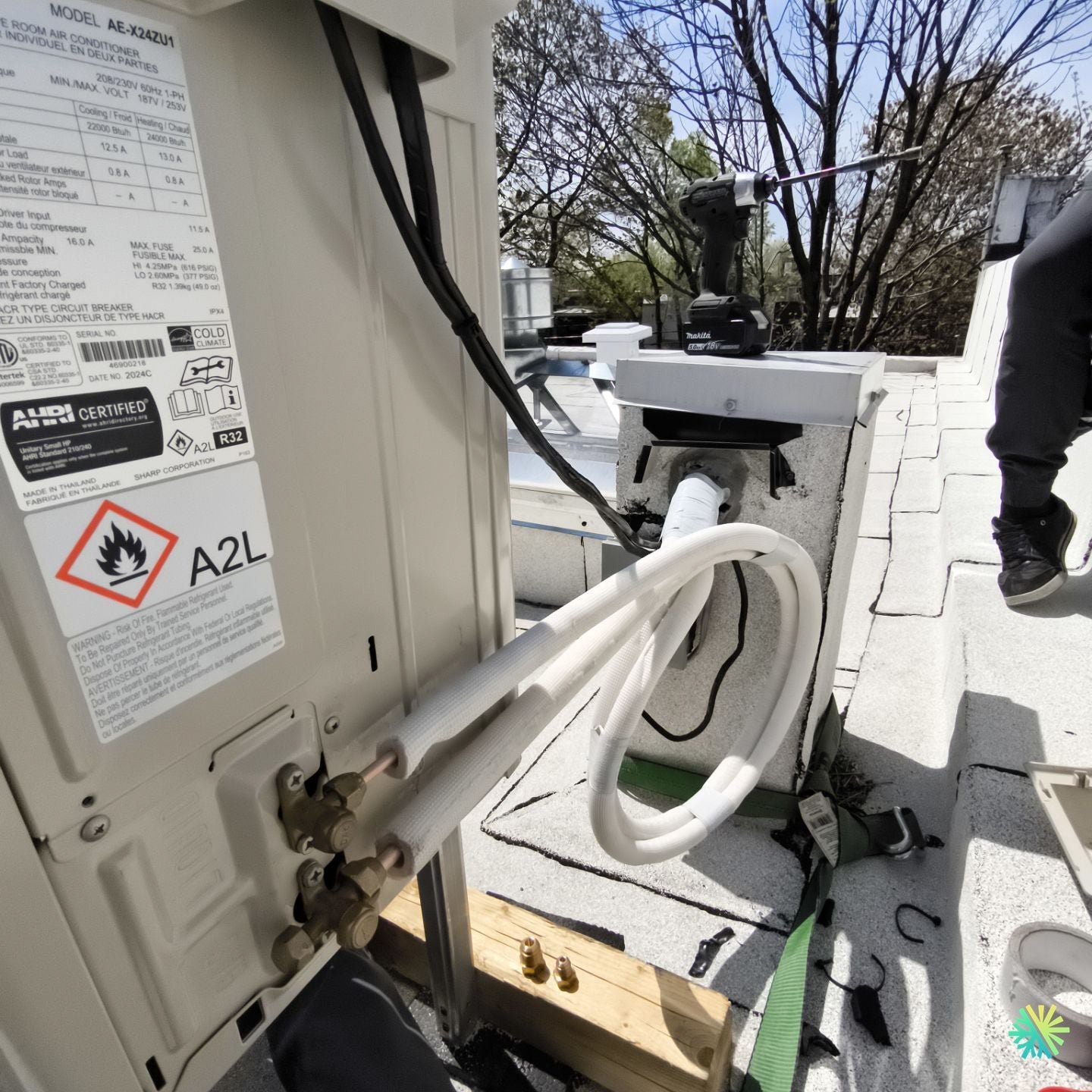 Nettoyage d’une thermopompe murale Sharp à Rosemère