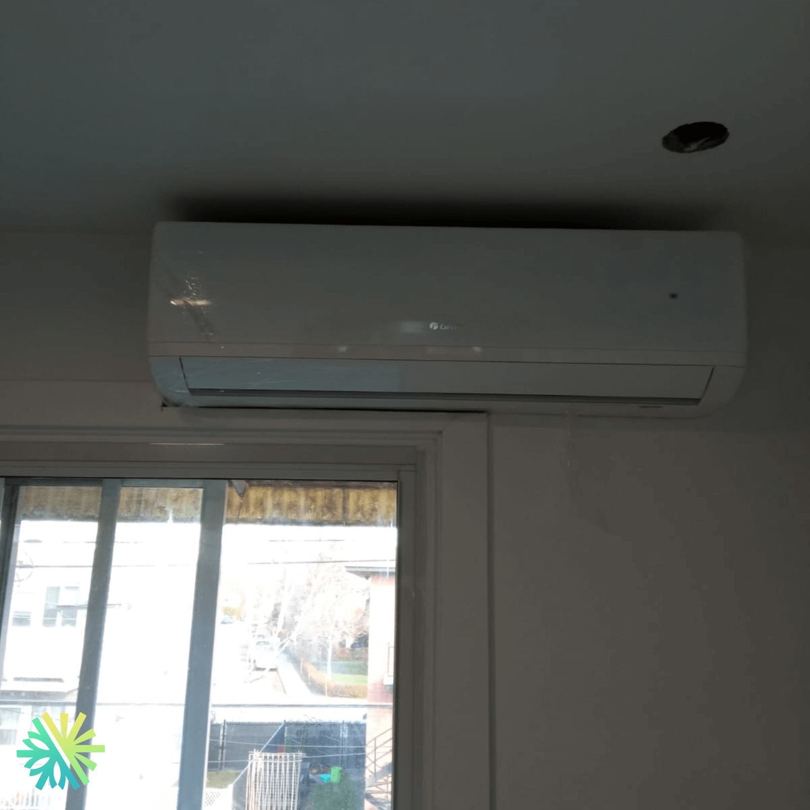 Installation of a Gree Vireo GEN3 Ductless Heat Pump in Saint-Eustache ...