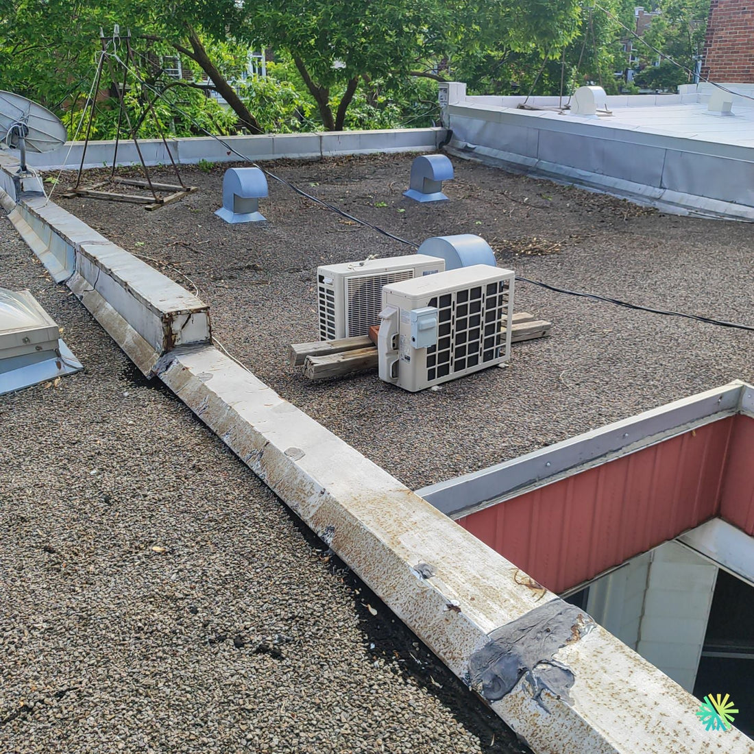 Installation of two Fujitsu Altair (R-32) wall-mounted heat pumps in P ...