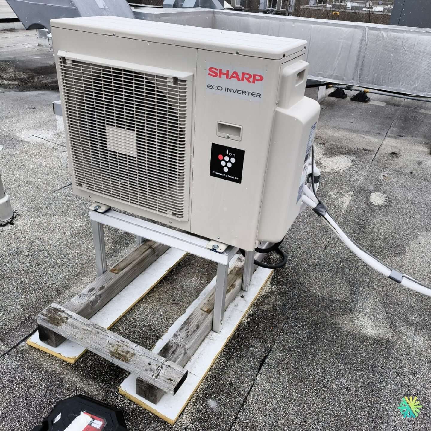 Installation of a Sharp Eco Inverter wall-mounted heat pump in Saint-L ...