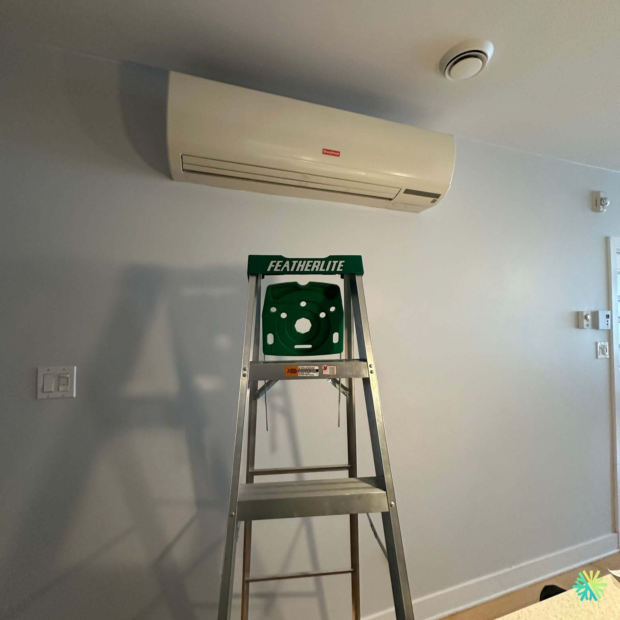 Installation of a Goodman wall-mounted air conditioner in Saint-Lauren ...