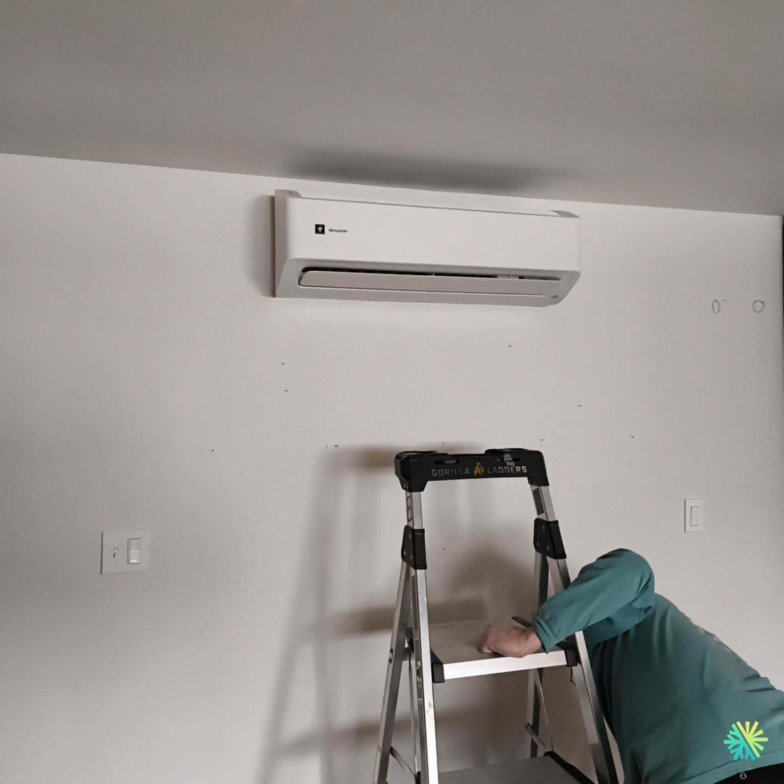 Installation of a Sharp wall-mounted air conditioner in Saint-Laurent ...