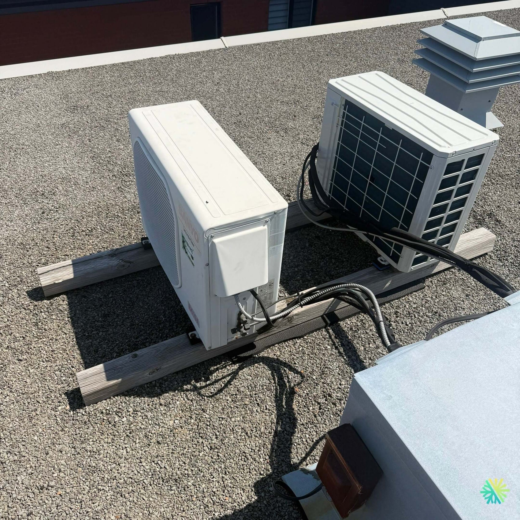 Installation of a Midea wall-mounted heat pump on a flat roof in Rosem ...