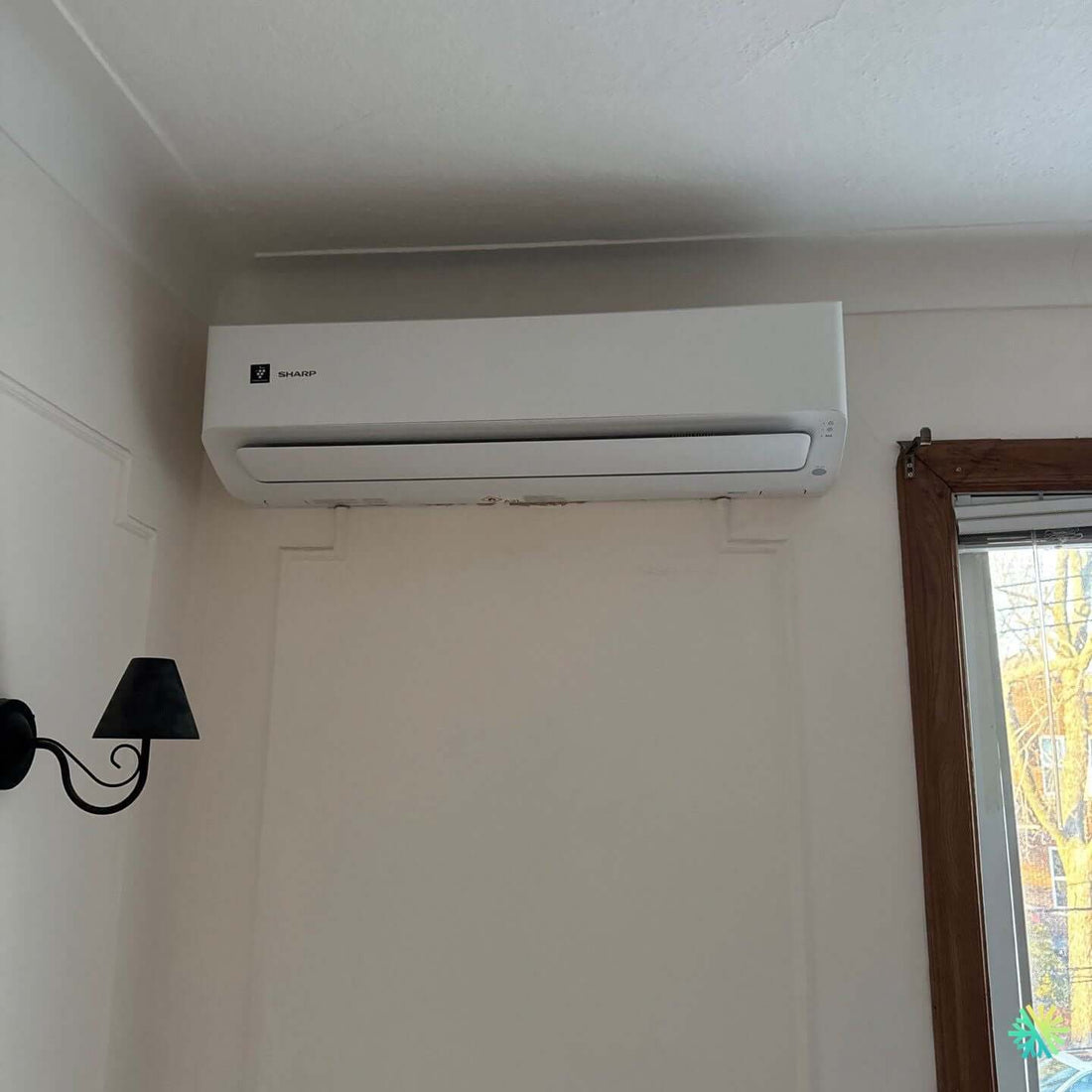 Installation of a Sharp wall-mounted air conditioner in Villeray ...
